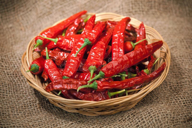 Peperoni Di Peperoncino Rosso Rosso Sul Piatto Di Vimini Fotografia ...