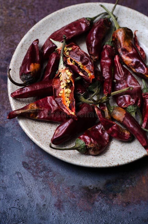 Peperoni Di Peperoncino Rosso Secchi Fotografia Stock - Immagine di ...