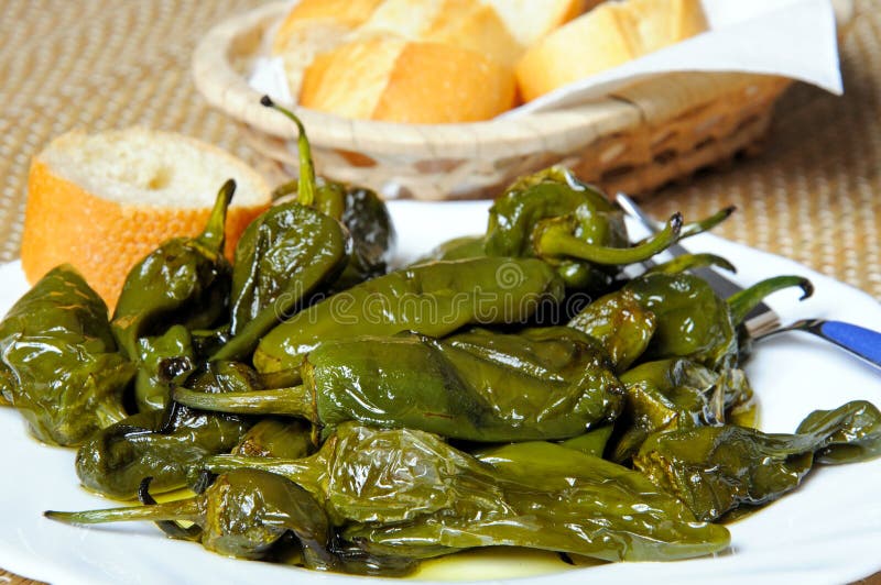 Peperoni Fritti Nel Grasso Bollente Di Padron. Immagine Stock ...