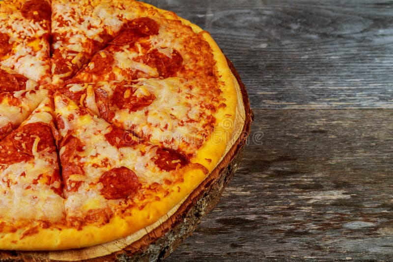 Peperoni Italiano Da Pizza Com Salame E Mozzarella Na Tabela De Madeira ...