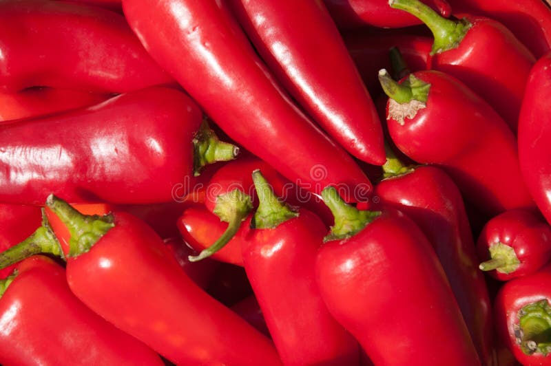 Peperoni Rossi Della Banana Immagine Stock - Immagine di peperoni, pepe ...