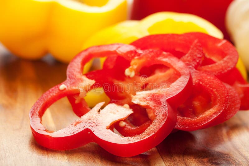 Peperoni rossi e gialli fotografia stock. Immagine di bordo - 16861952