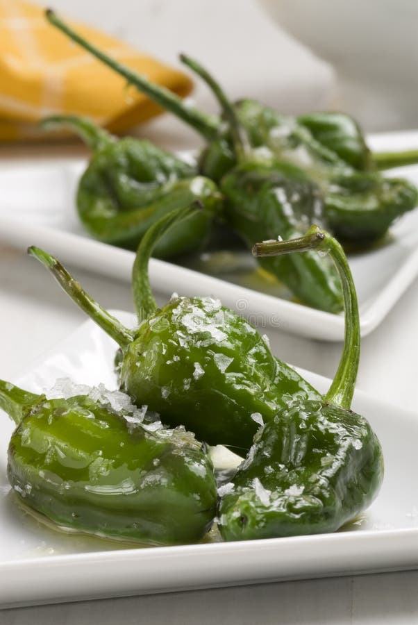 Peperoni verdi fritti. immagine stock. Immagine di nutrizione - 12333391