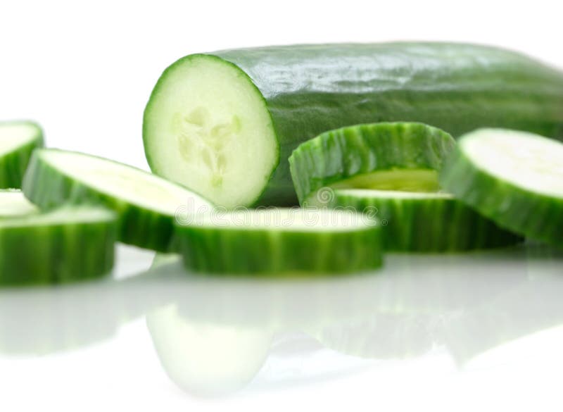 Pepino Rebanado, Aislado En Blanco Imagen de archivo - Imagen de ...