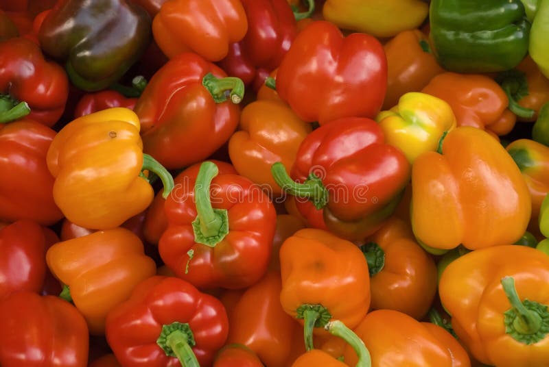 Gulna Och Göra Grön Bakgrund För Spanska Peppar (paprika), Rött ...