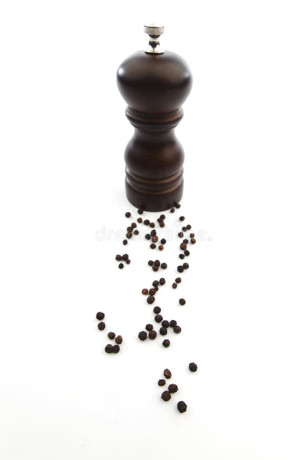 Peppermill En Bois Avec Des Grains De Poivre Photo stock - Image of ... Peppermill En Bois Avec Des Grains De Poivre Photo stock - Image of ...