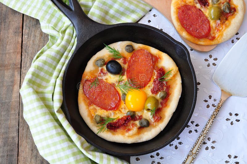 Pepperonis Minipizza En Ei Voor Ontbijt Stock Afbeelding - Image of ...