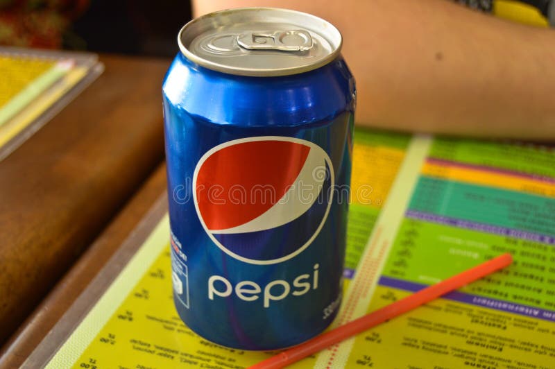 Pepsi puede - caja azul foto de archivo editorial. Imagen de coque ...