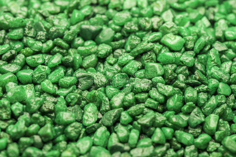 Pequeñas rocas verdes imagen de archivo. Imagen de grieta - 25547379