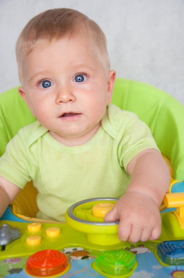 Pequeño bebé imagen de archivo. Imagen de blanco, alegre - 24302607