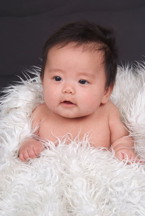 Pequeño bebé imagen de archivo. Imagen de lindo, plumas - 5901067