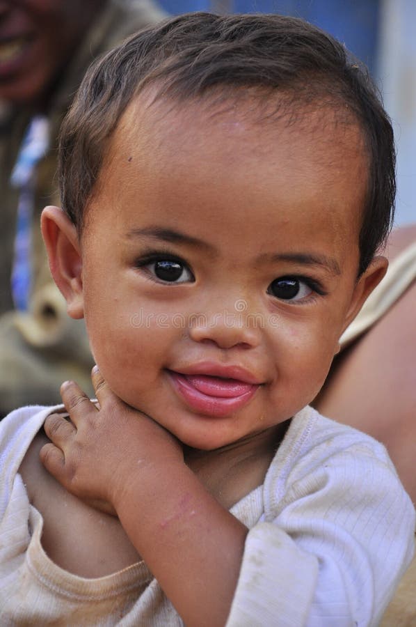 Pequeño bebé adorable imagen de archivo editorial. Imagen de oscuro ...