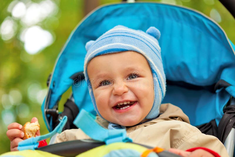 Pequeño bebé en el parque foto de archivo. Imagen de infante - 22659258