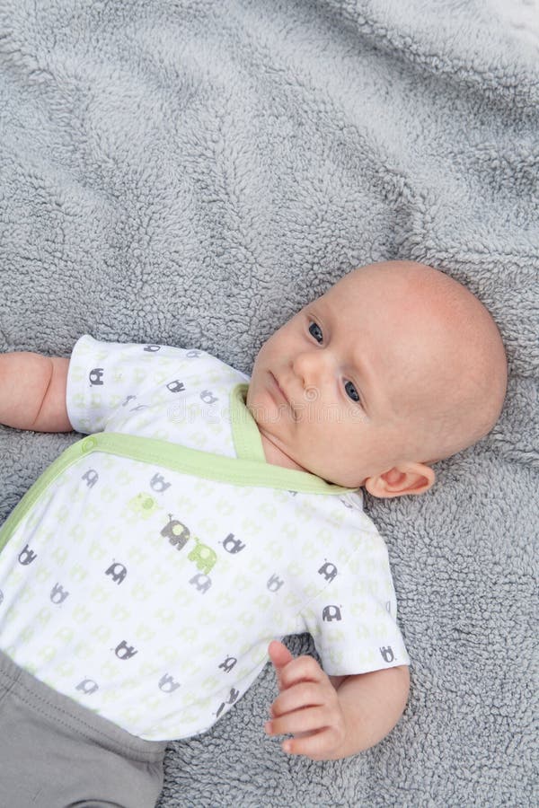 Bebé calvo imagen de archivo. Imagen de divertido, interesado - 36427705