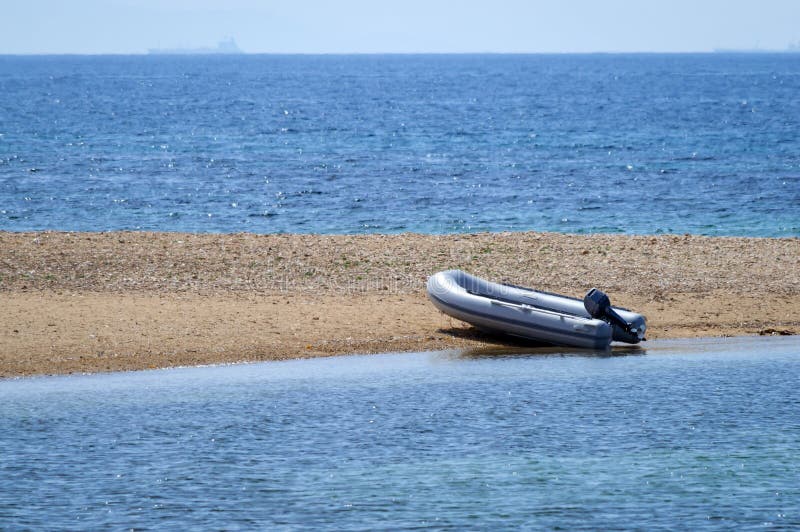 Un Pequeño Barco Del Bote En Un Marítimo-fluvial De Marea Foto de ...