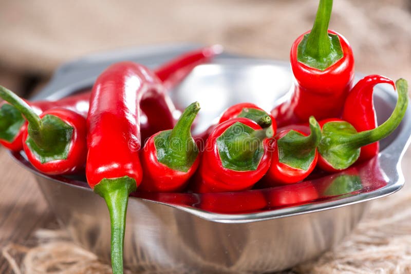 Pequeños chiles rojos imagen de archivo. Imagen de rojos - 32113791