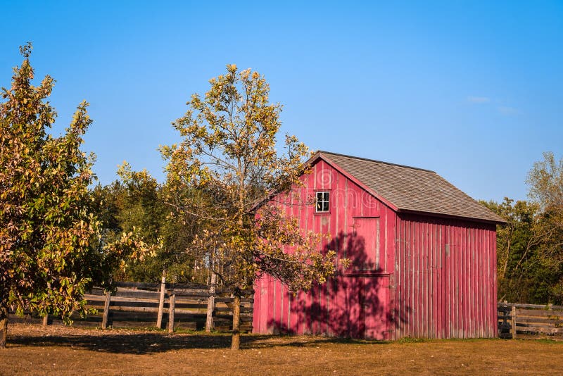 Pequeño granero rojo foto de archivo. Imagen de granero - 12762376