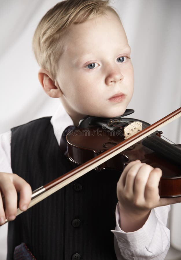 Pequeño Muchacho Con Un Violín Imagen de archivo - Imagen de mano ...