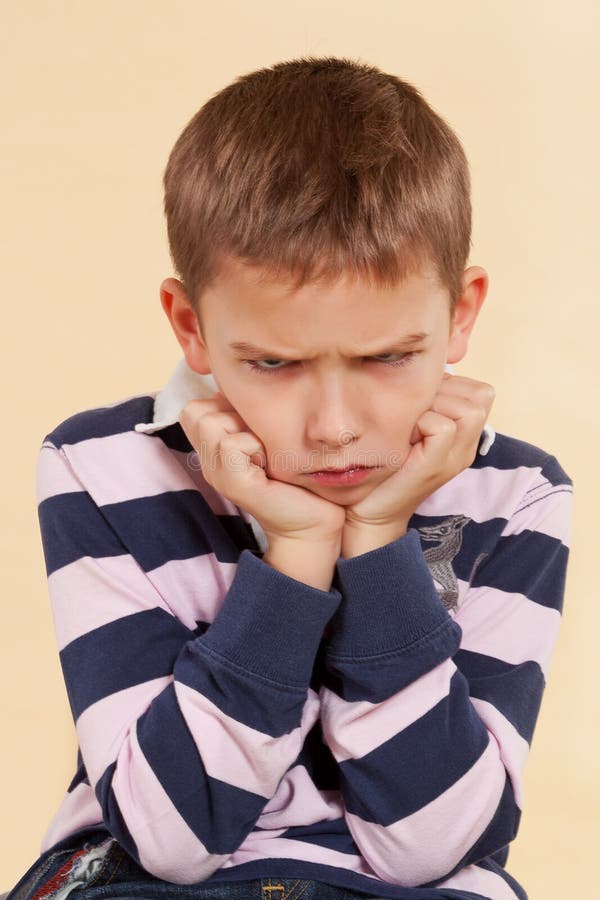 Niño Pequeño Enfadado Y Ofendido Imagen de archivo - Imagen de triste ...