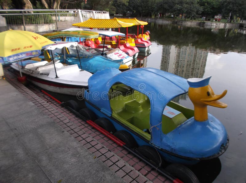 Pequeño Yate En El Modelo Animal Fotografía editorial - Imagen de ...