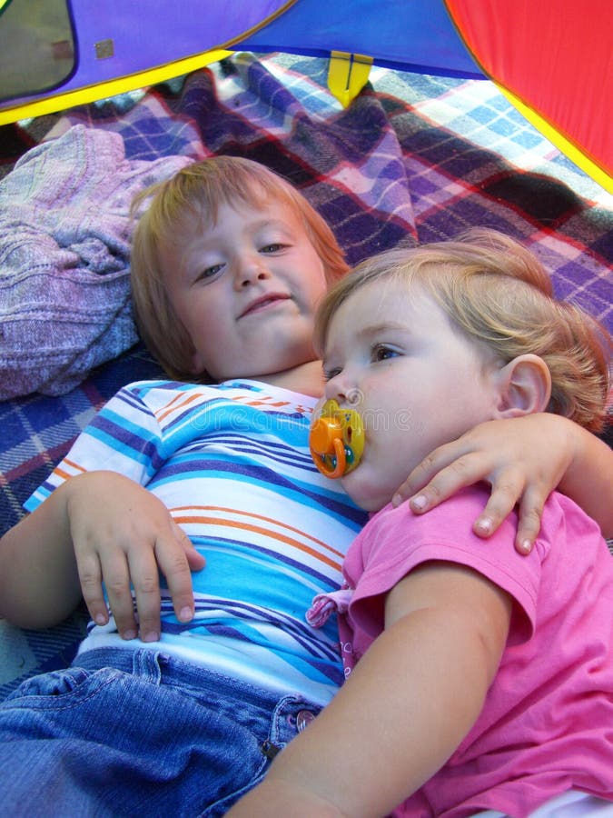 Pequeños amigos imagen de archivo. Imagen de felicidad - 6256557
