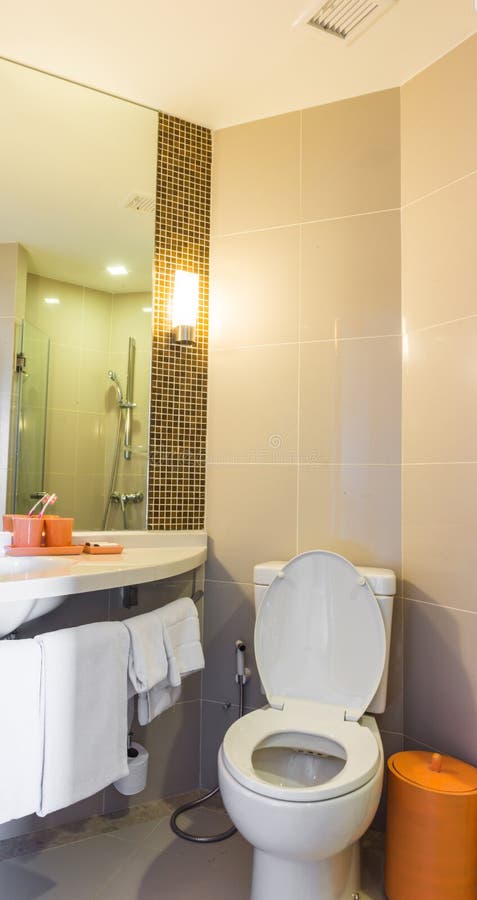 Pequeños retretes modernos imagen de archivo. Imagen de perspectiva ...