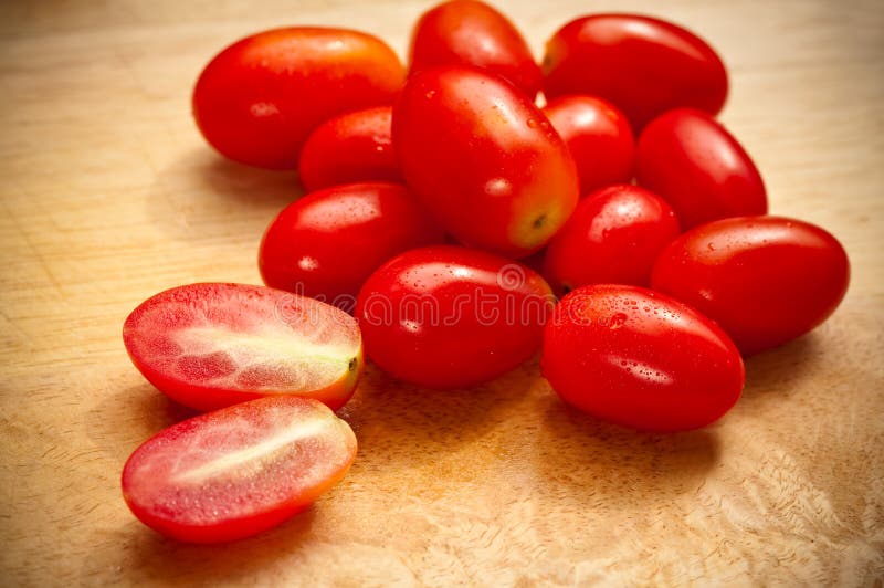 Pequeños tomates imagen de archivo. Imagen de agricultura - 40542155