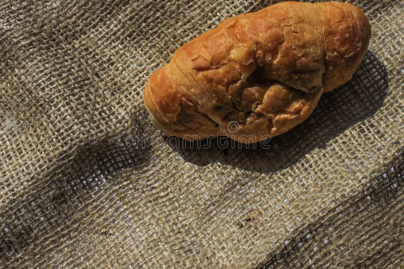 Pequeno croissant imagem de stock. Imagem de migalhas - 167427849