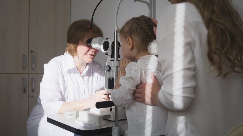 Controle De Vista En Oftalmología Del ` S Del Niño Niña De La