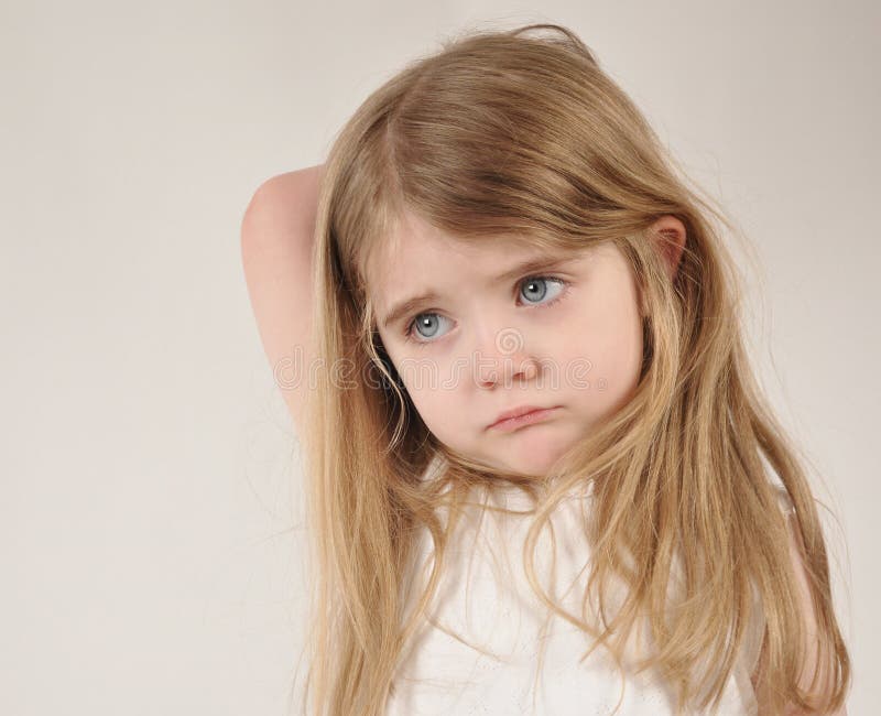 Pequeño Niño Triste Y Cansado Imagen de archivo - Imagen de dolor ... Pequeño Niño Triste Y Cansado Imagen de archivo - Imagen de dolor ...