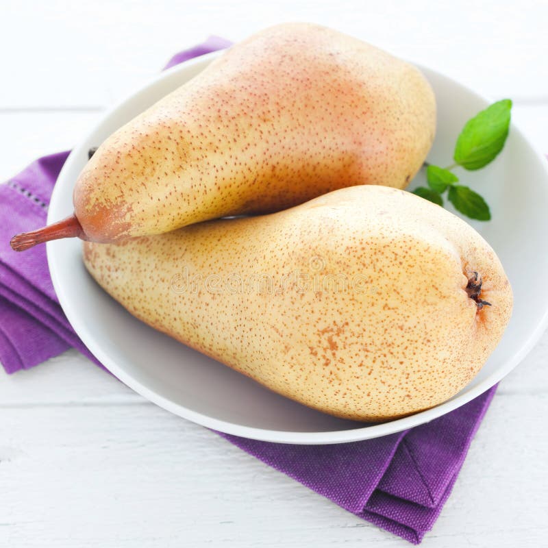 Dos peras imagen de archivo. Imagen de pera, fondo, fruta - 18805049