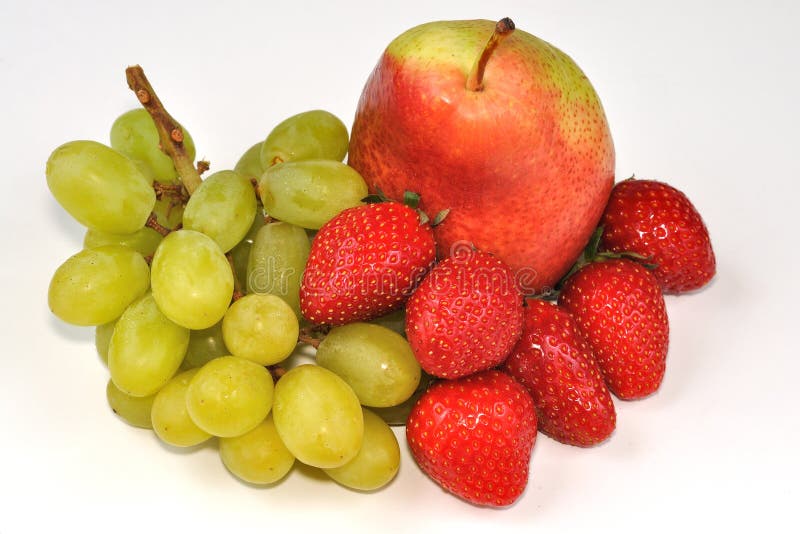 Pera Con Las Fresas Y La Uva Imagen de archivo - Imagen de agricultura ...