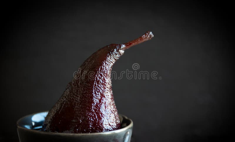 Pera Dulce Cocida Con Vino Tinto Delicioso Postre Foto de archivo ...