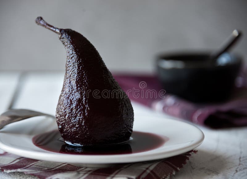 Pera Dulce Cocida Con Vino Tinto Delicioso Postre Imagen de archivo ...