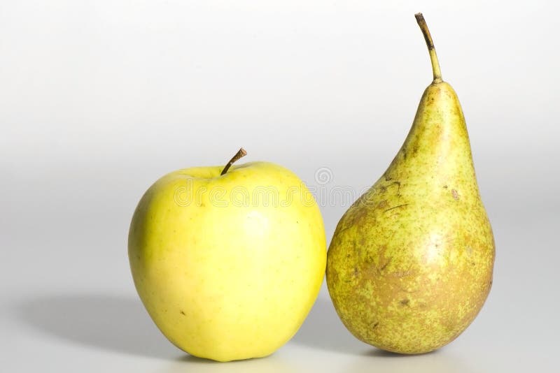 Pera e mela mature immagine stock. Immagine di verde - 17138309