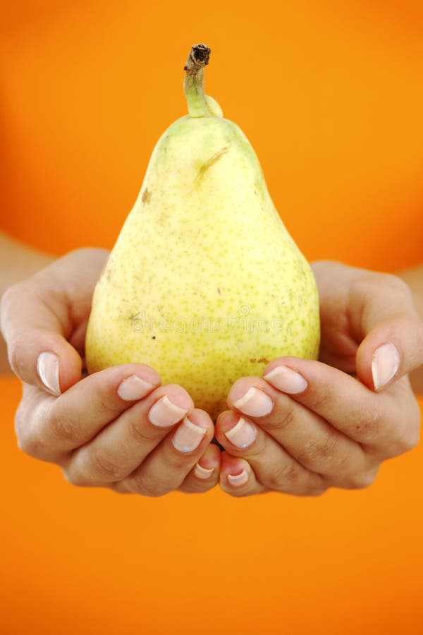 Pera en manos de la mujer foto de archivo. Imagen de palma - 18965370
