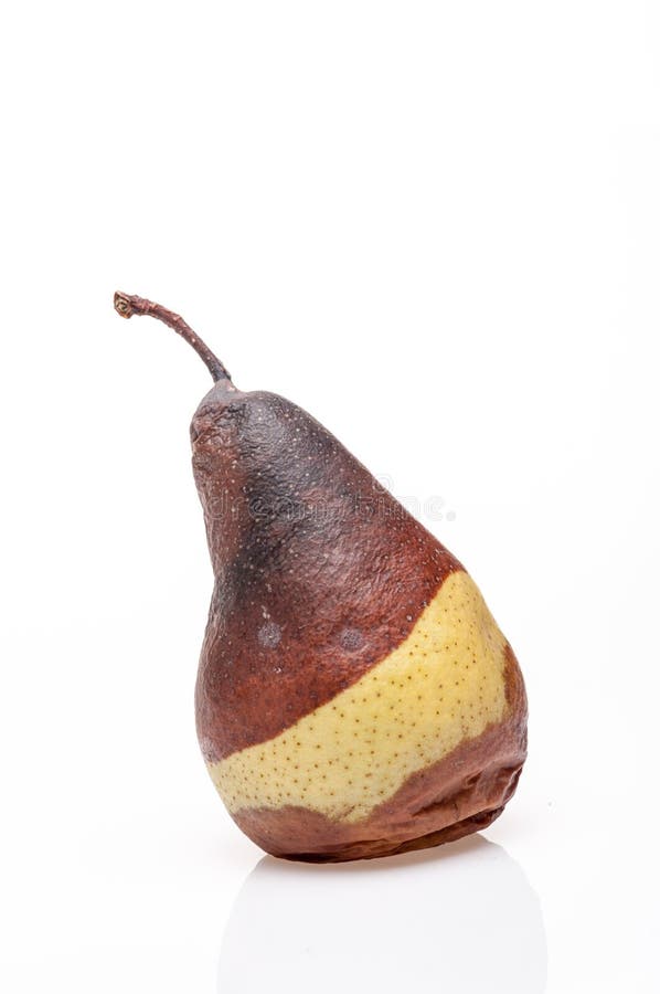 Pera Marrom Enrugada E Podre Isolada Foto de Stock - Imagem de fundo ...