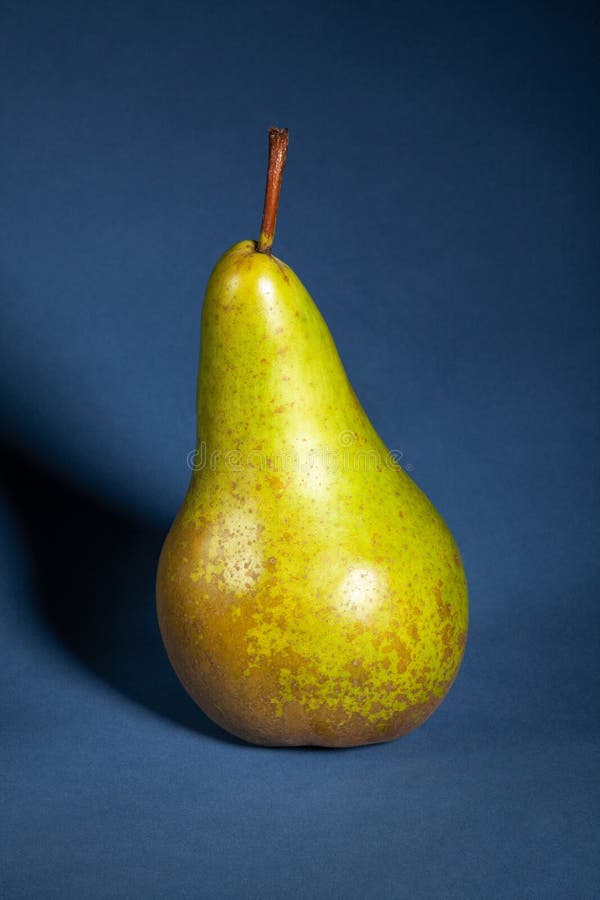 Pera sobre fondo azul imagen de archivo. Imagen de sabroso - 216075769