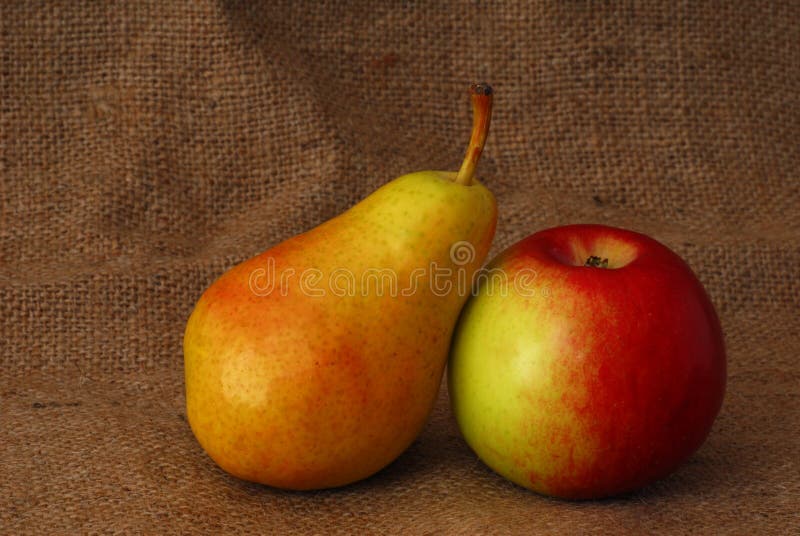 Pera y manzana imagen de archivo. Imagen de jugoso, salud - 4488523