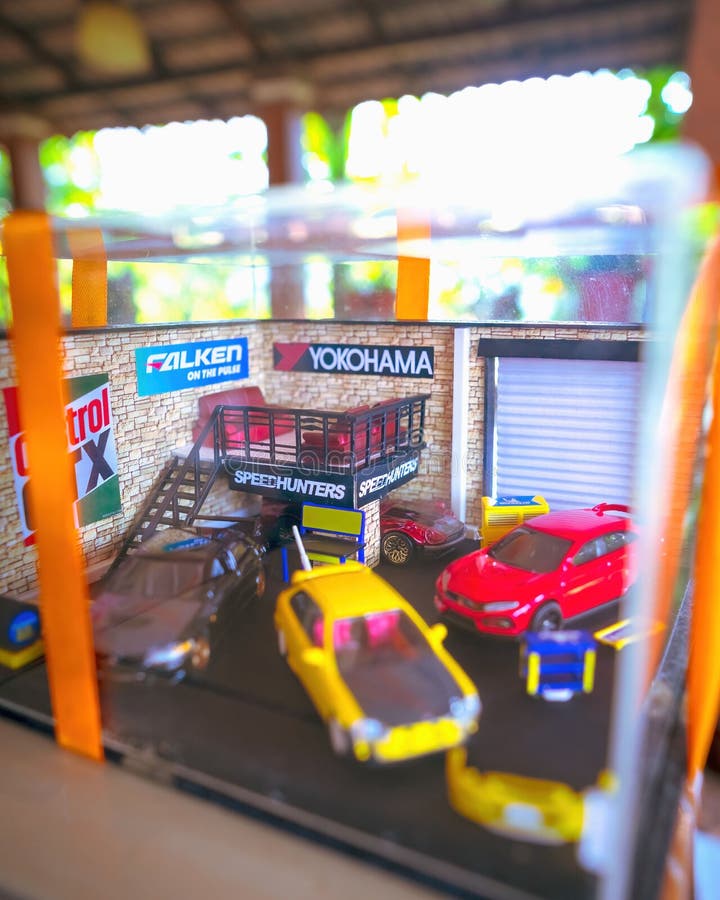 Garage Workshop with Custom Model Cars by Hot Wheels, Hot Wheels Made ... Garage Workshop with Custom Model Cars by Hot Wheels, Hot Wheels Made ...