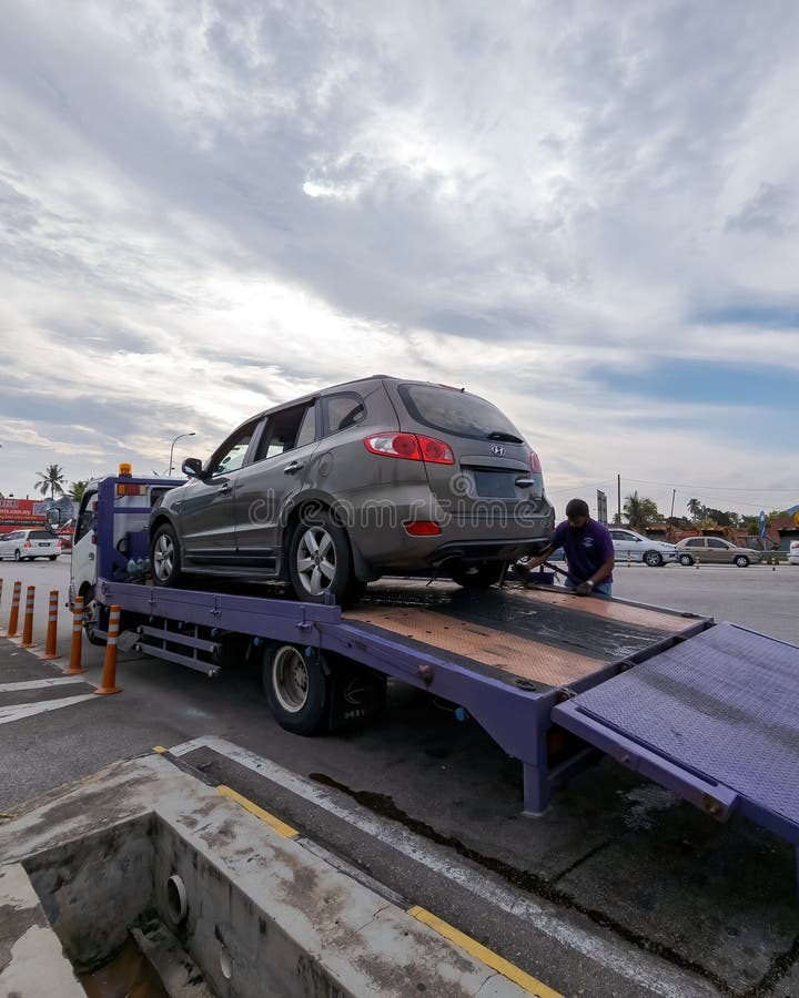 Setting Up the Broken Car on the Truck for Transportation Editorial ...