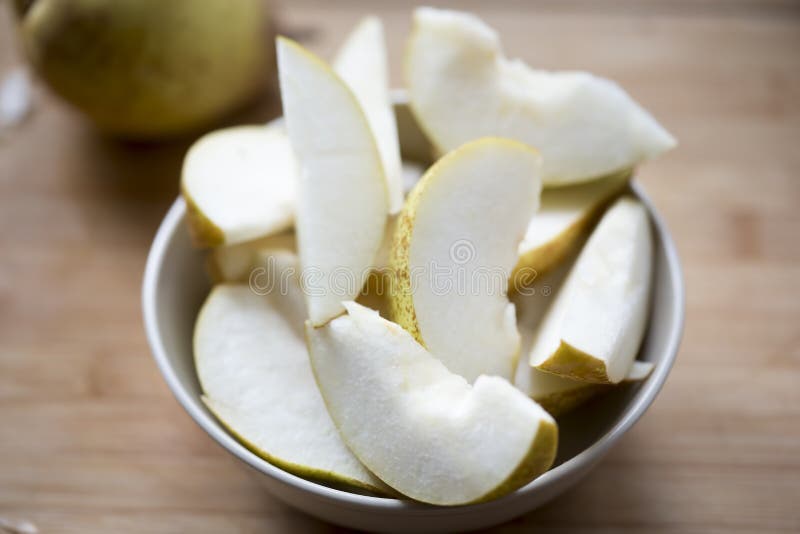 Peras cortadas en trozos. imagen de archivo. Imagen de cena - 212333903