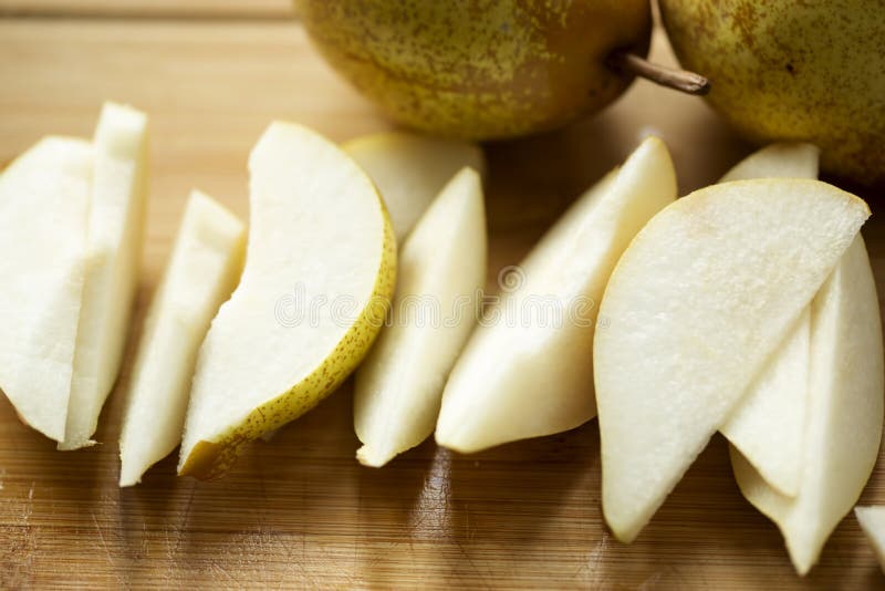 Peras cortadas en trozos. imagen de archivo. Imagen de cena - 212333903