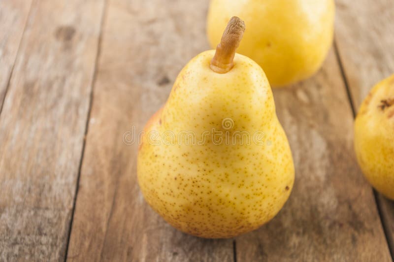 Peras Deliciosas De Williams O De Bartlett En Una Cocina De Madera ...