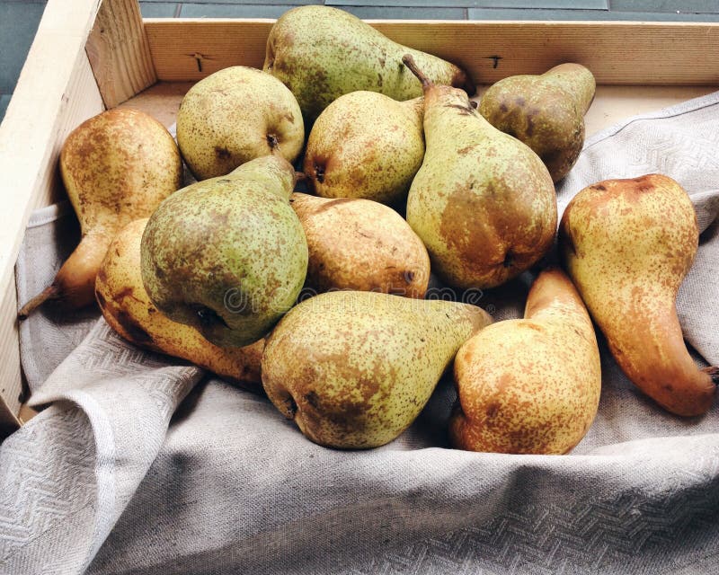 Bio Peras En Una Caja De Madera En El Mercado De Los Granjeros Imagen ...
