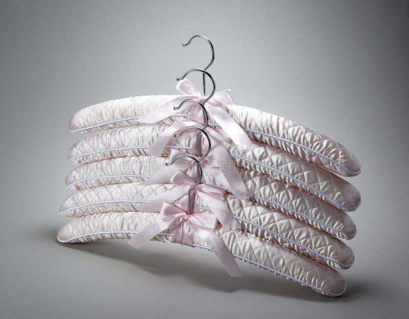 Percha de cinco sedas imagen de archivo. Imagen de aislante - 12745547