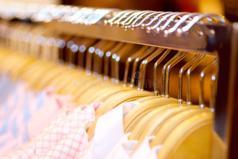 Percha De Ropa Con Las Camisas Foto de archivo - Imagen de aislado ...