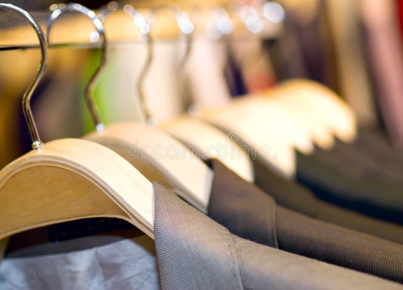 Percha De Ropa Con Las Chaquetas Imagen de archivo - Imagen de aislado ...