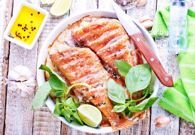 Filet Frit De Perche De Mer Sur La Laitue Verte Image stock - Image du ...