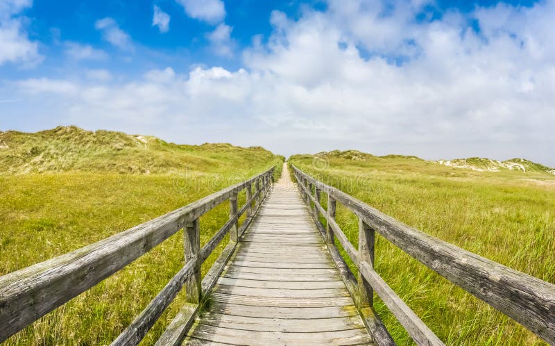 Percorso Di Legno Idilliaco Nel Paesaggio Europeo Della Spiaggia Della ... Percorso Di Legno Idilliaco Nel Paesaggio Europeo Della Spiaggia Della ...